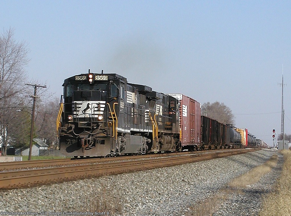 NS 8569 NS 15J 1:30pm NS Chicago Line